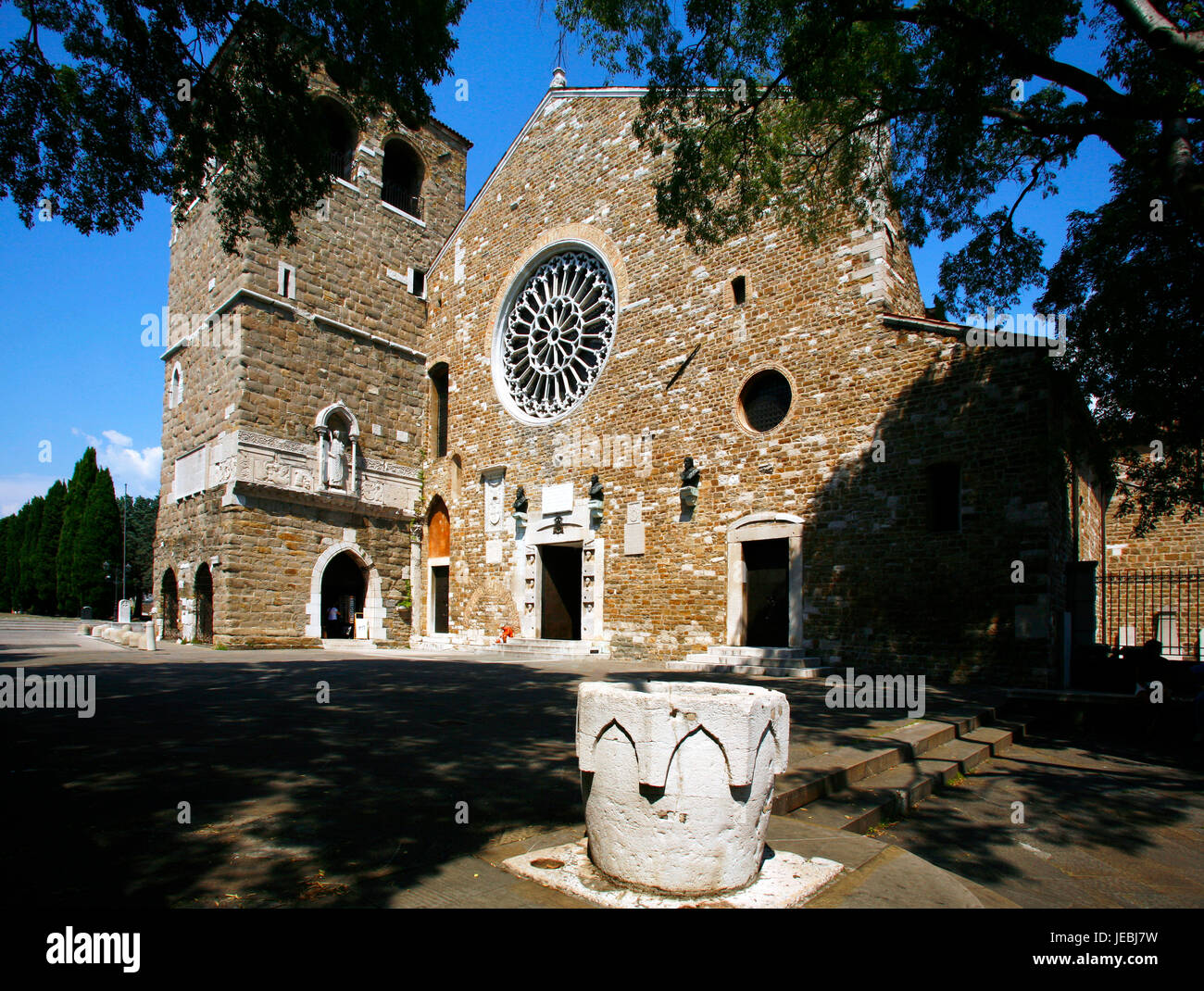 Architettura medievale medievale medioevo hi-res stock photography and ...
