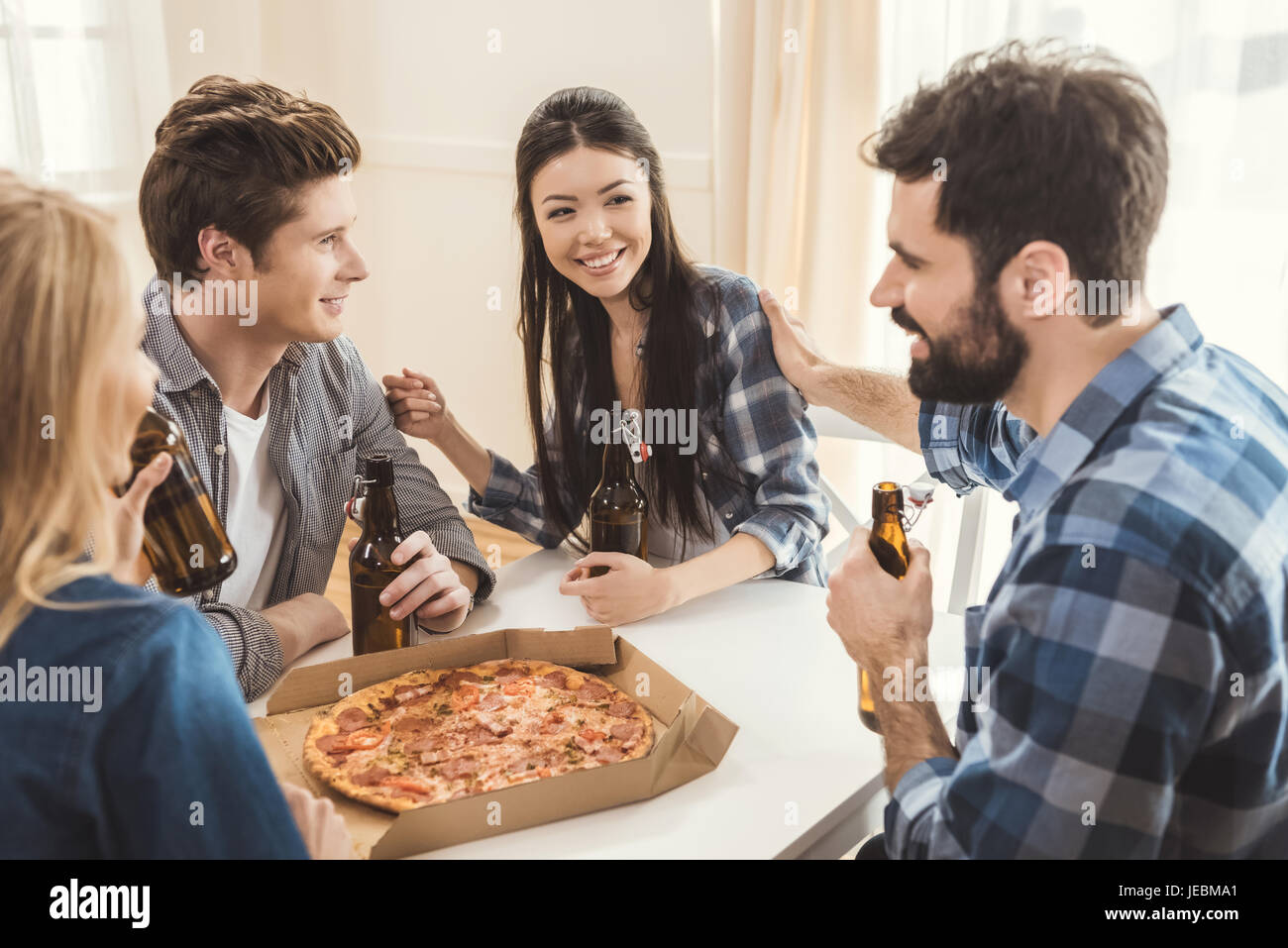 People sitting table drinking beer hi-res stock photography and images ...