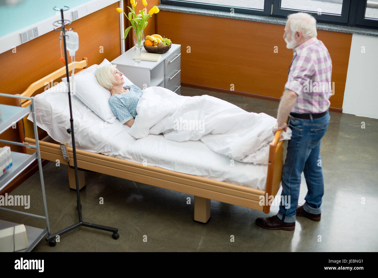 Couple senior hospital bed hi-res stock photography and images - Alamy