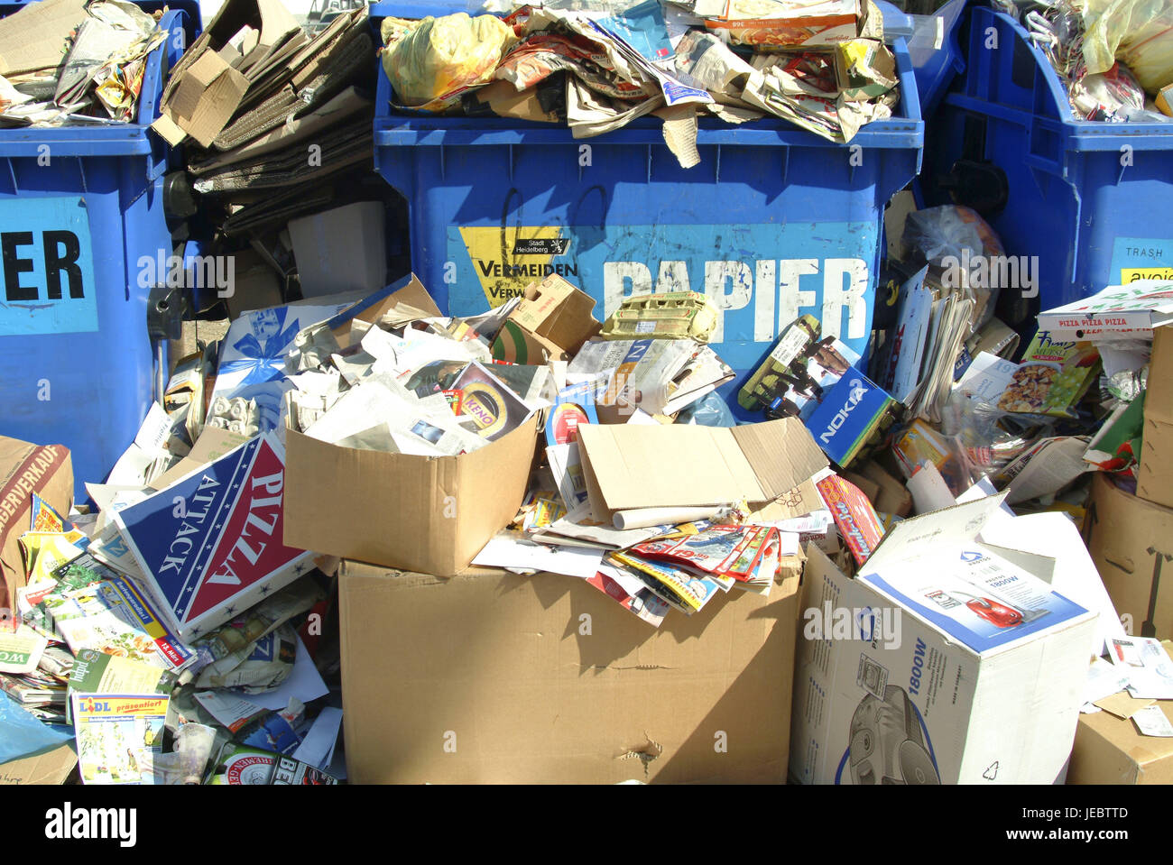 Congested sidewalk hi-res stock photography and images - Alamy