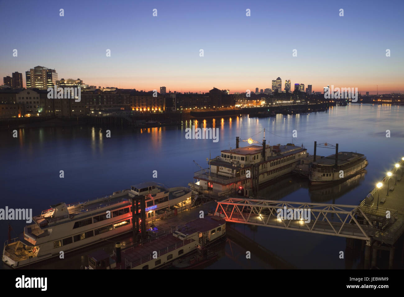 England, London, dock country, the Thames, ships, daybreak, lighting ...