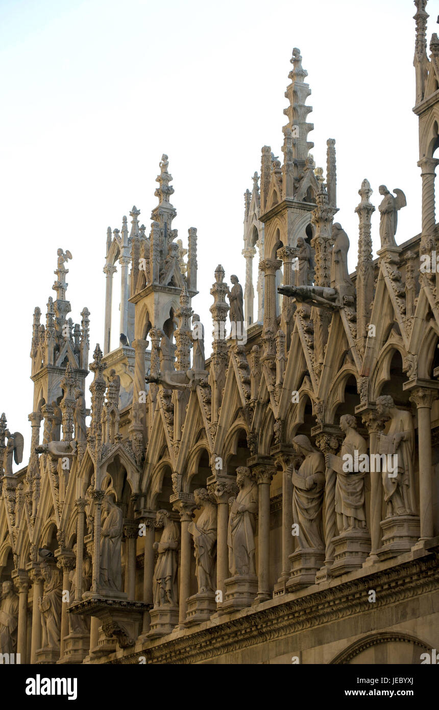 Spike roof structure hi-res stock photography and images - Alamy