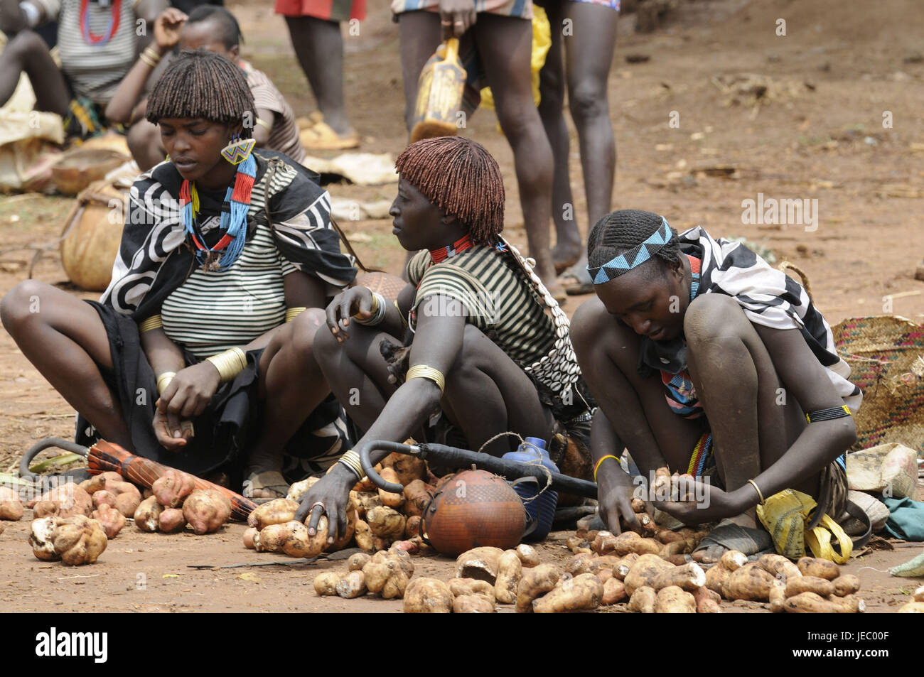 Market, women, tribe Aari, Key Afer, southern Omotal, south Ethiopia ...