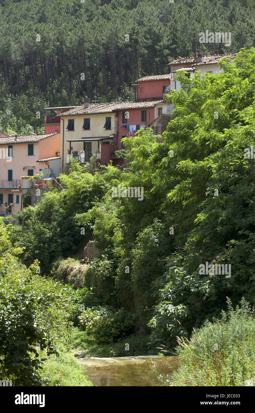 Houses with trees hi-res stock photography and images - Alamy