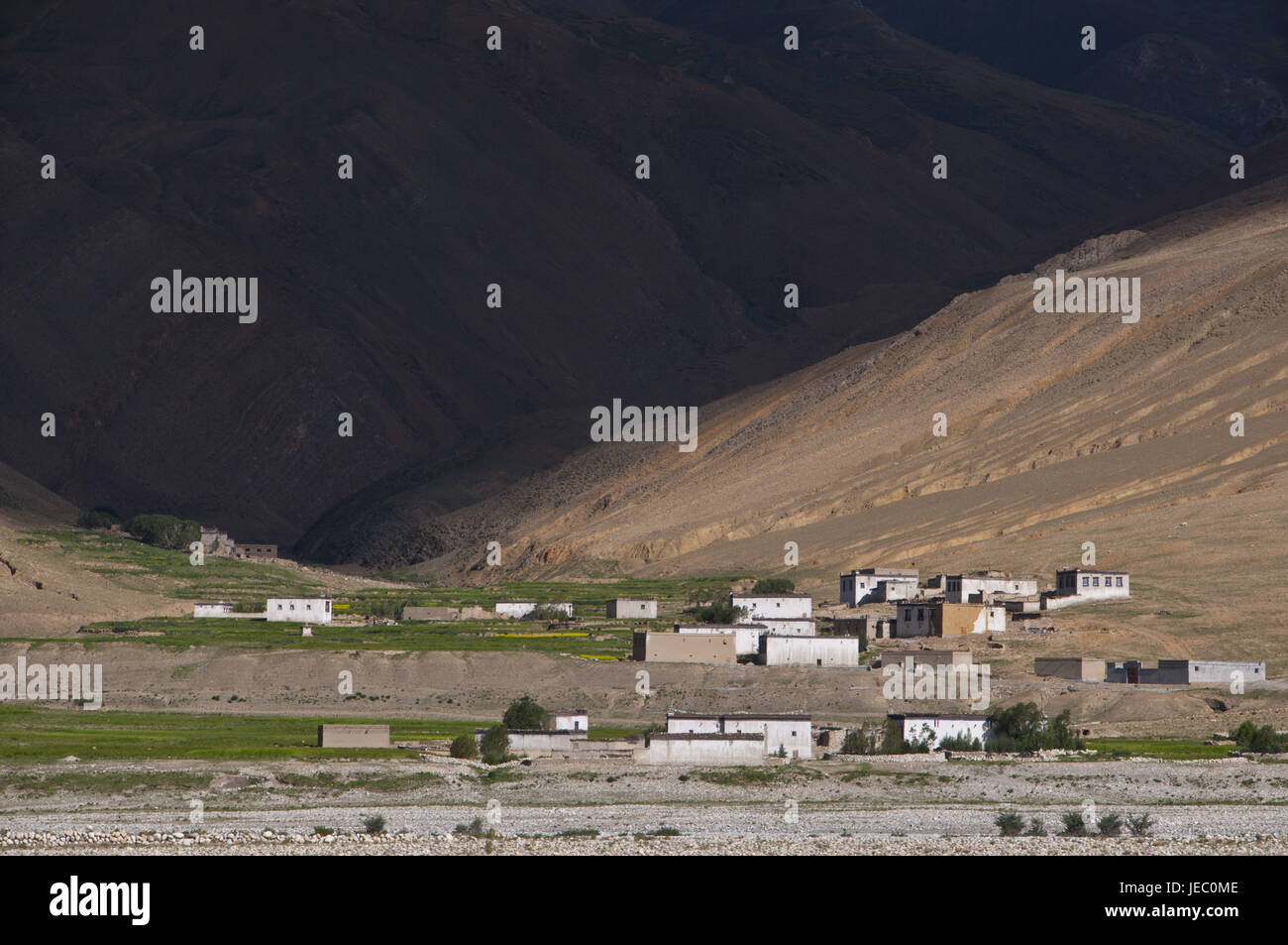 Small mountain village near the mount everest hi-res stock photography ...