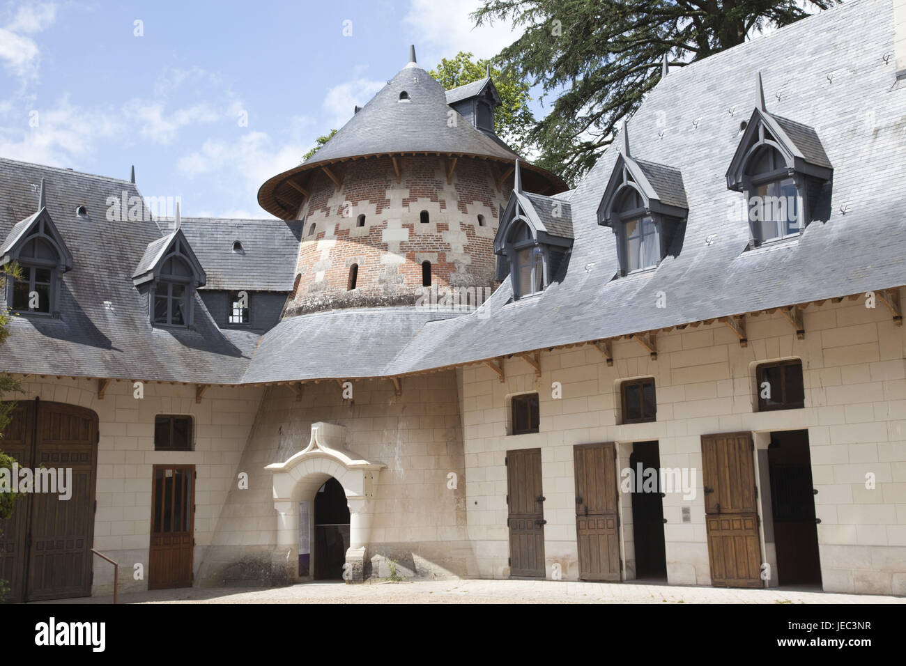 Courtyard with stables hi-res stock photography and images - Alamy