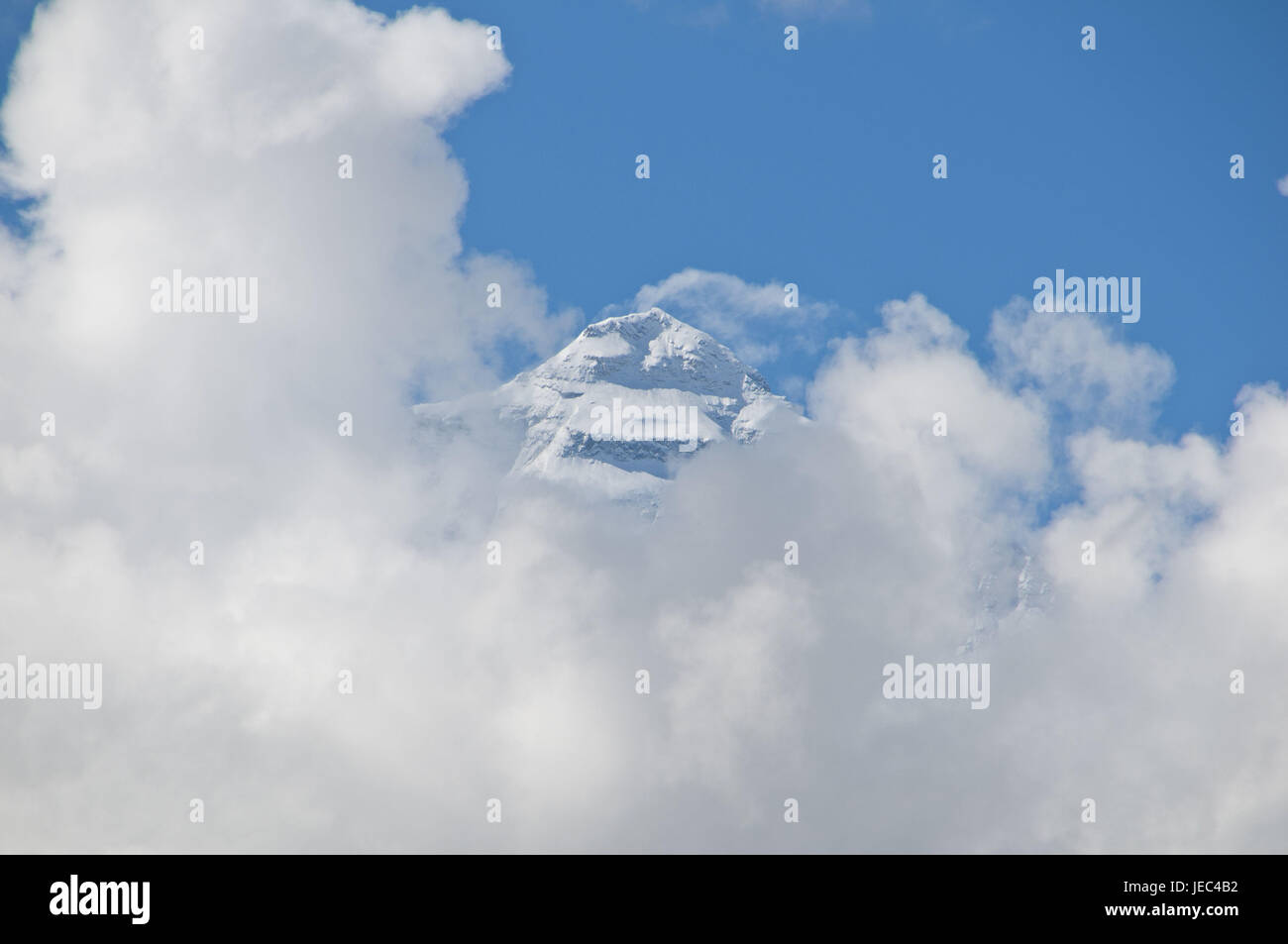 Mount everest covers from clouds hi-res stock photography and images ...