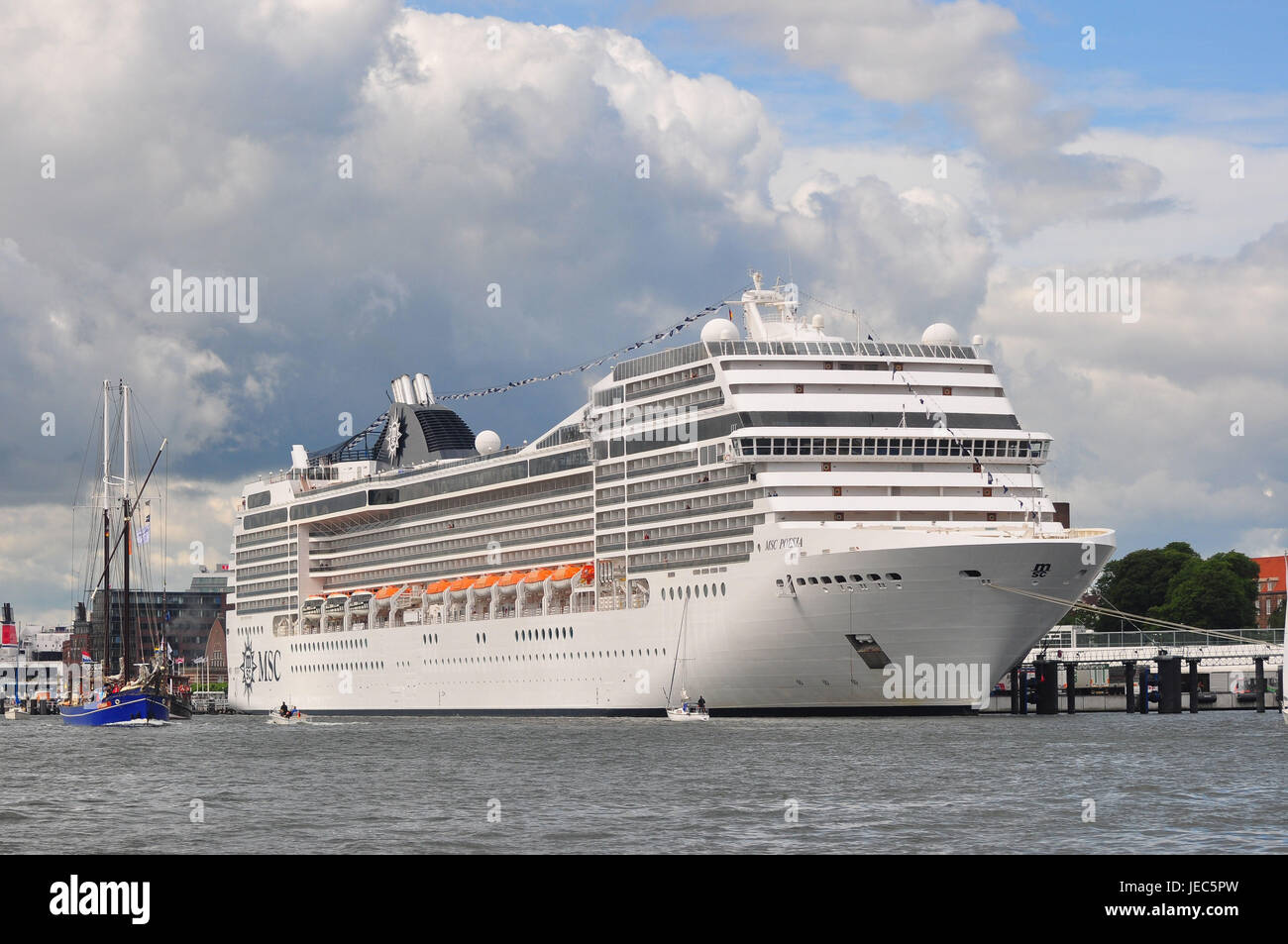 Germany, Schleswig - Holstein, Kiel, town harbour, pier, cruise ship ...