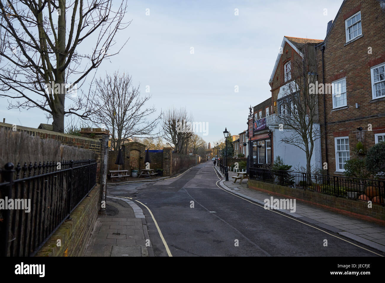 Kew road hi-res stock photography and images - Alamy