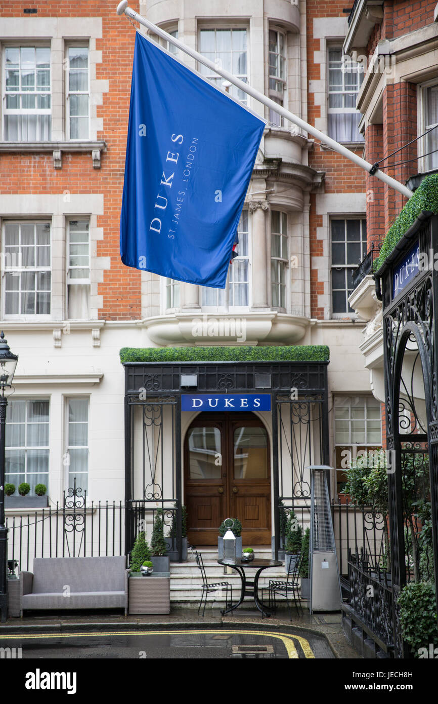 Dukes hotel london hi-res stock photography and images - Alamy