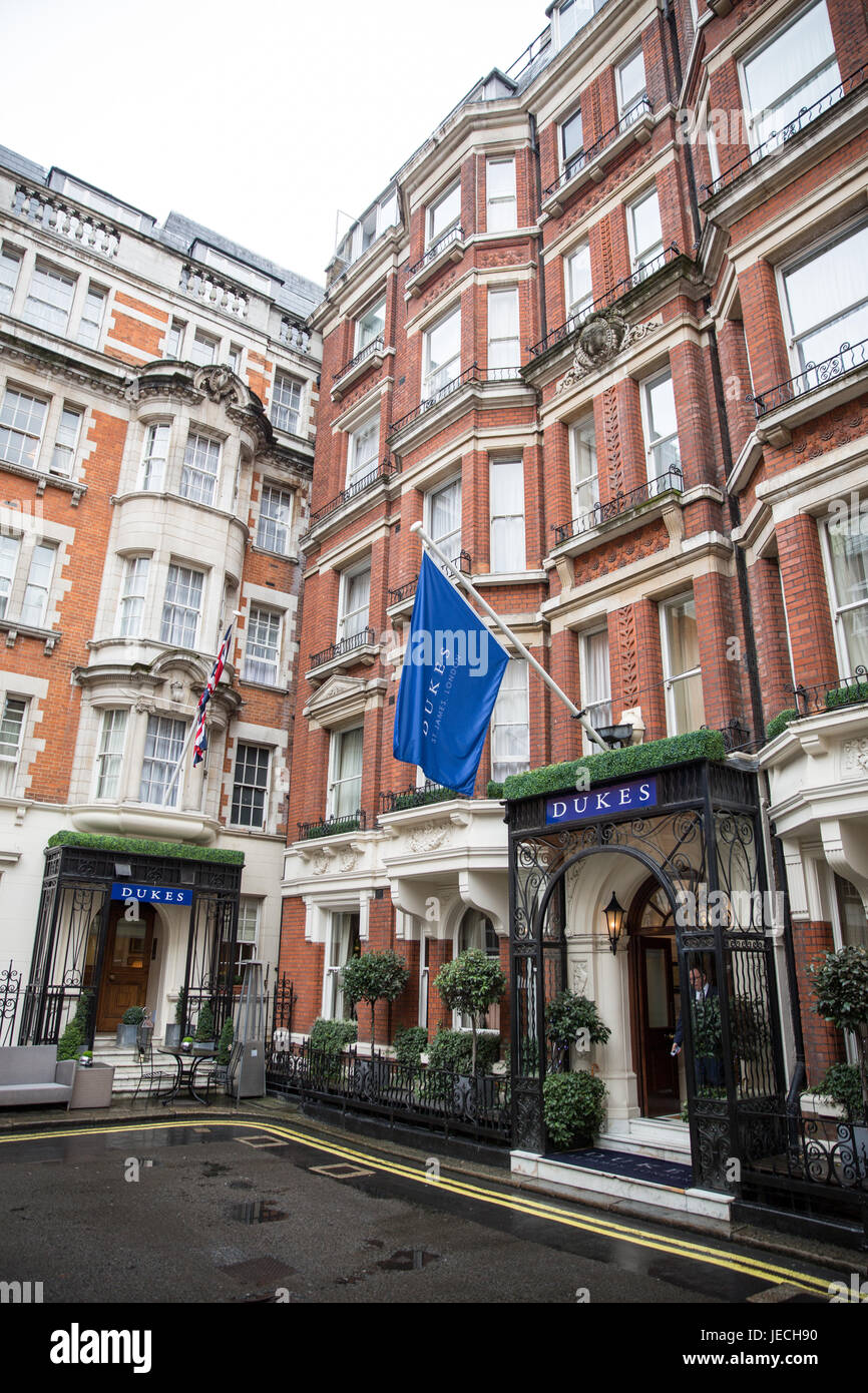 Dukes hotel london hi-res stock photography and images - Alamy