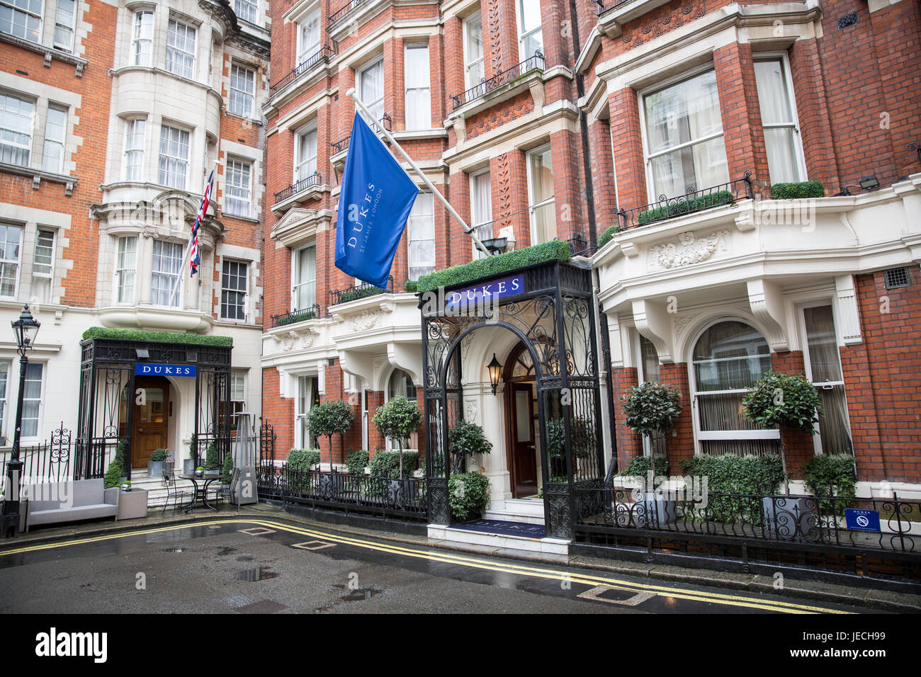 Dukes Hotel London High Resolution Stock Photography and Images - Alamy