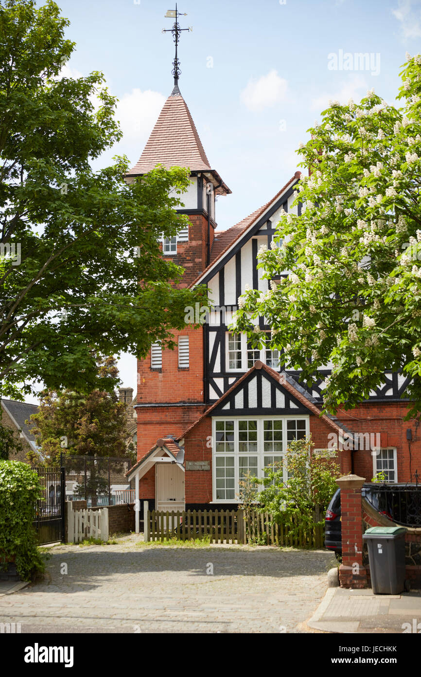 Highgate road sign hi-res stock photography and images - Alamy