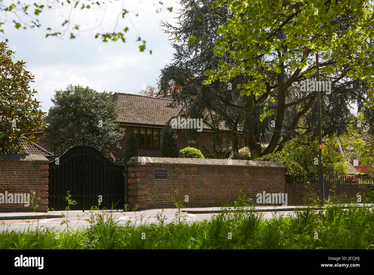 Parkside road hi-res stock photography and images - Alamy