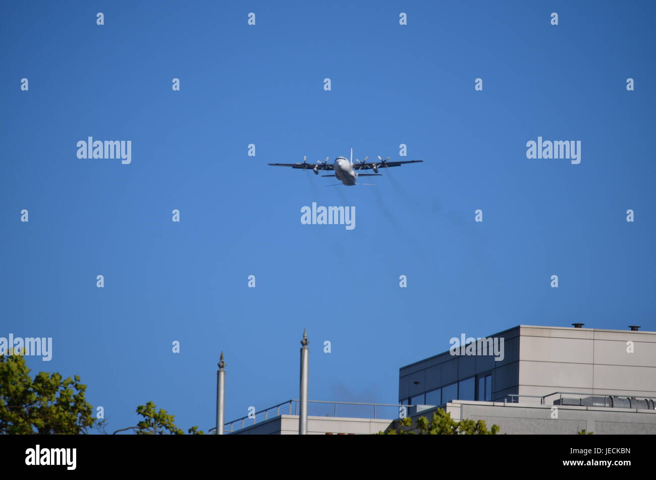 Low flying military plane hi-res stock photography and images - Alamy