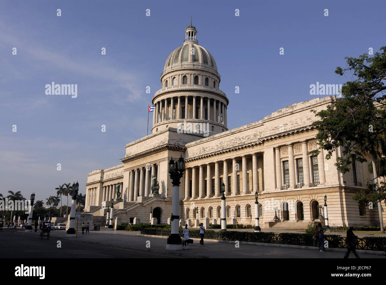 Cuba, Havana, Capitol, passer-by, the Caribbean, island, building ...