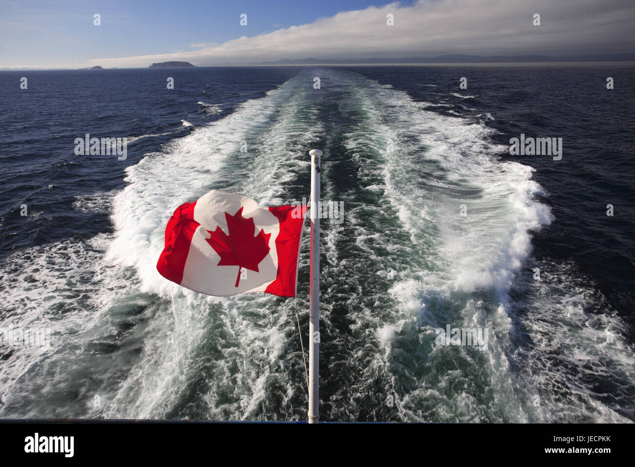 Canada, British Columbia, Fährverbindung, 'BC-Ferry', wake, flag Stock ...