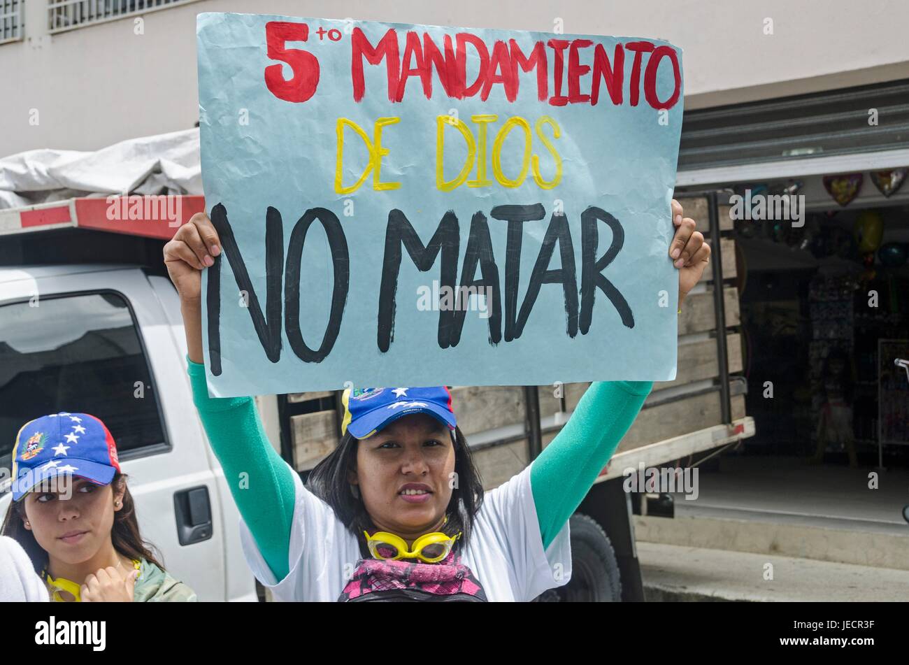A woman with a sign that says: 5th Commandment of God ... Do not Kill ...