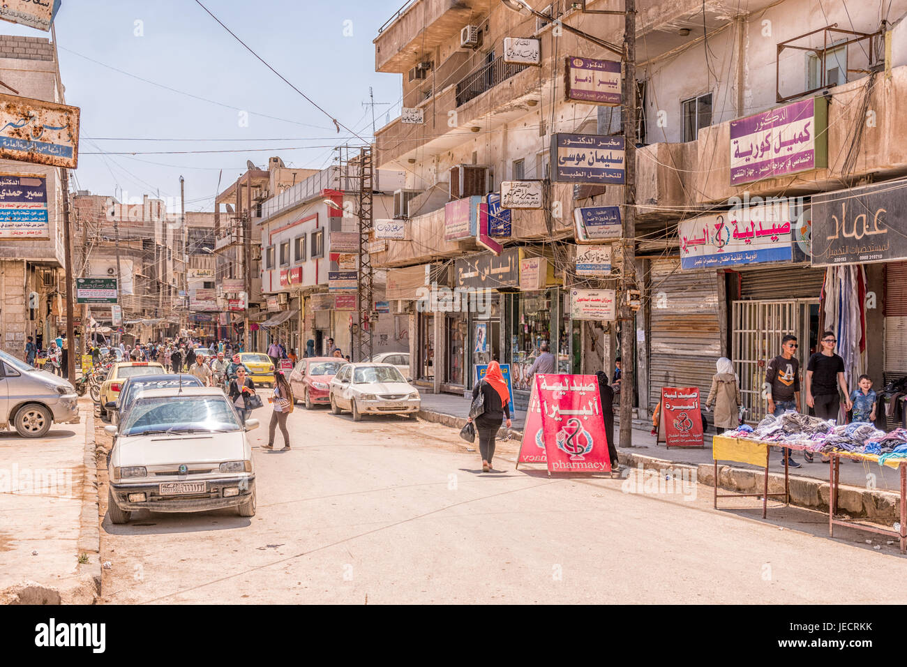 Street scene with shops and people and traffic in Hasakah, Syria Stock ...