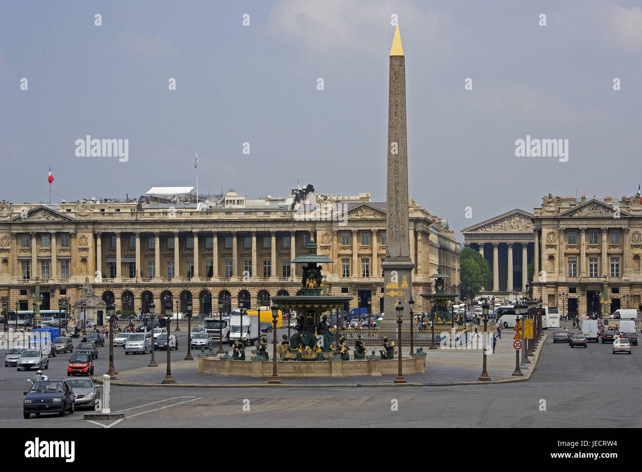 France, Paris, Place de la Concorde, obelisk, well, street scene ...