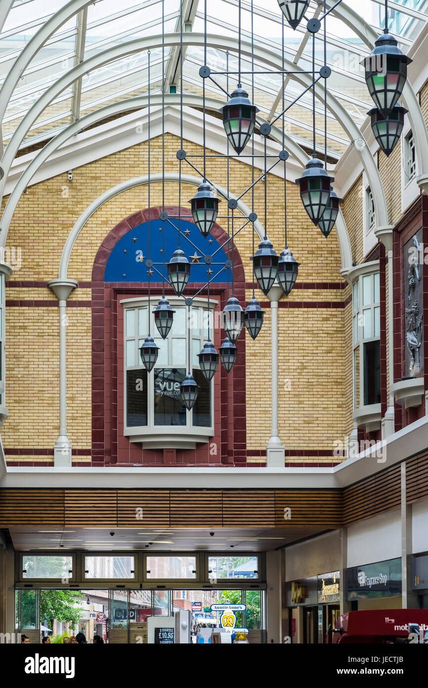 St george's shopping centre harrow hi-res stock photography and images ...