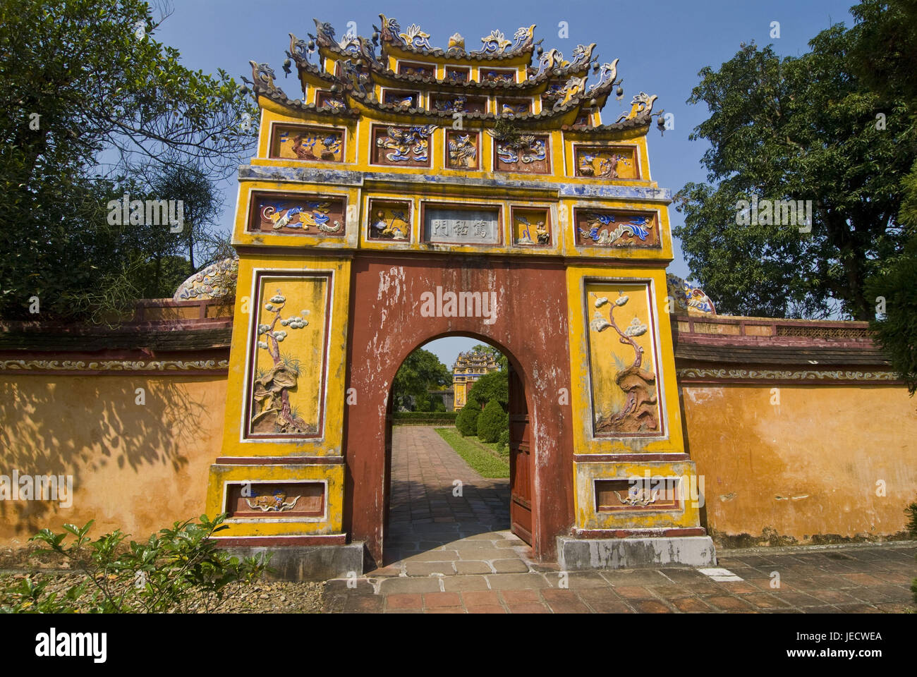 To Mieu temple, input, gate, Gee up, Vietnam Stock Photo - Alamy