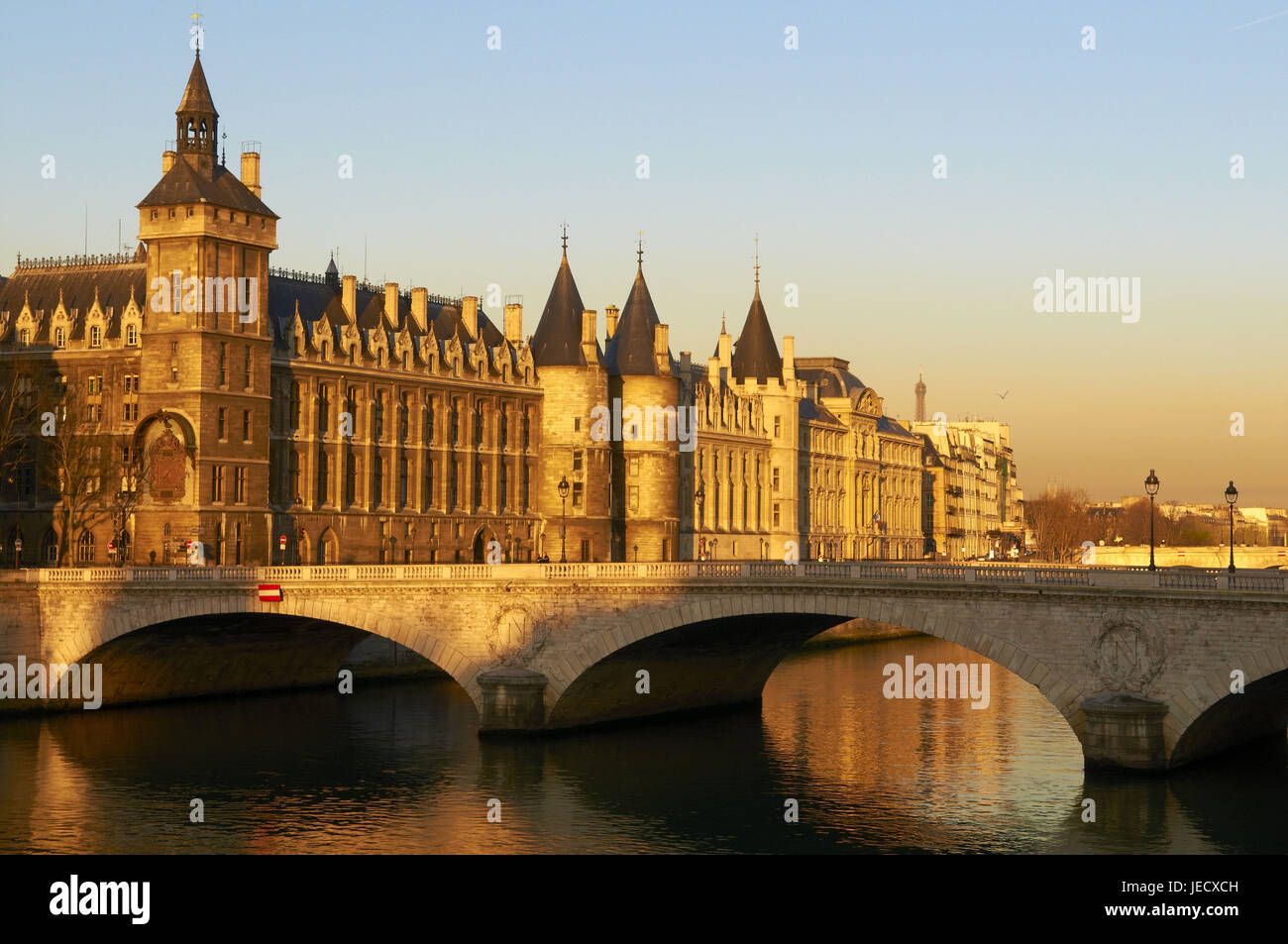 France, Paris, building on the Binneninsel Ile de la Cité Stock Photo ...