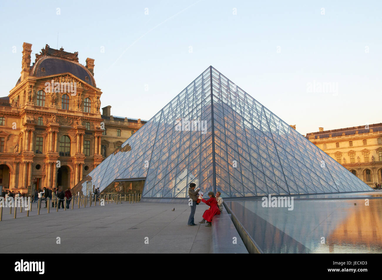 Louvre paris tourist hi-res stock photography and images - Alamy