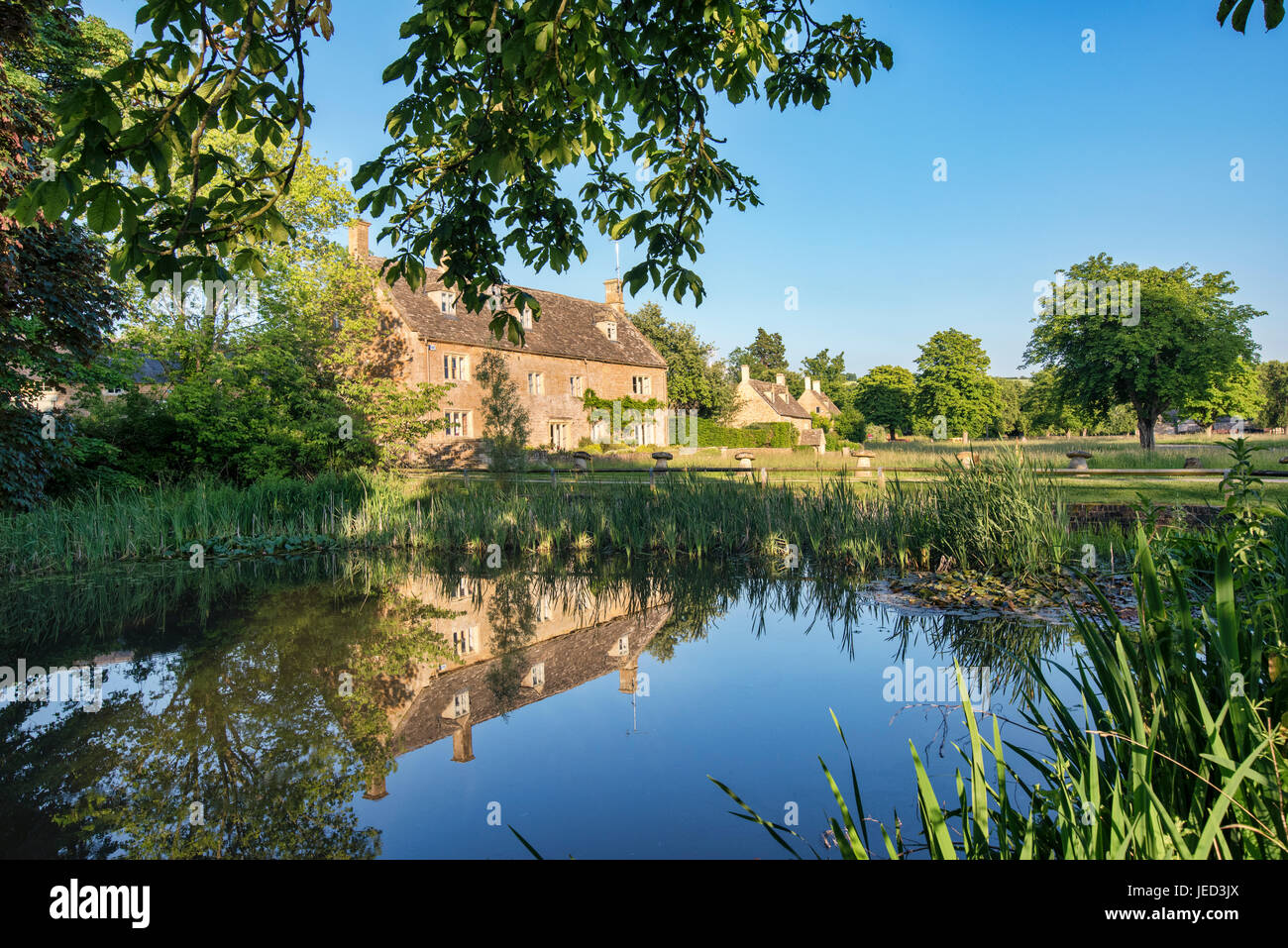 English village pond hi-res stock photography and images - Alamy
