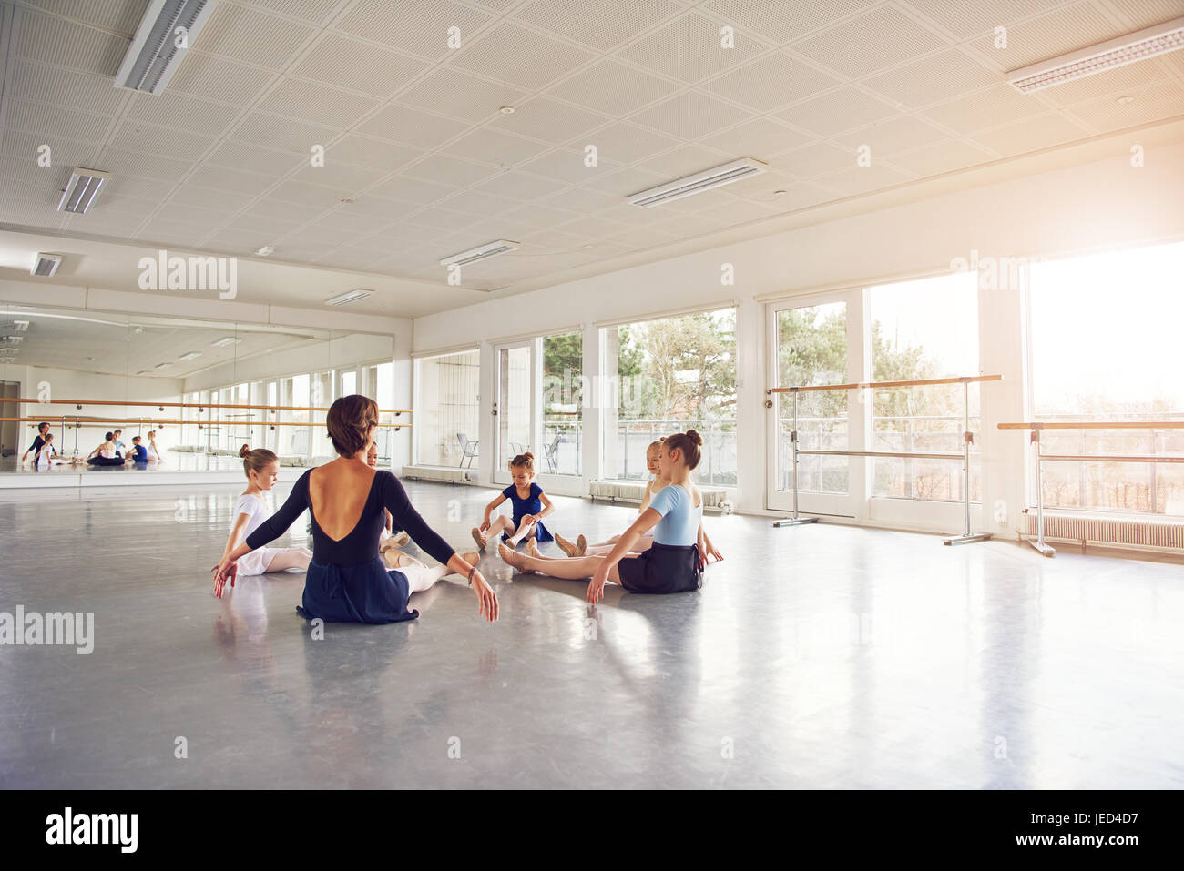 Children in circle with teacher hi-res stock photography and images - Alamy