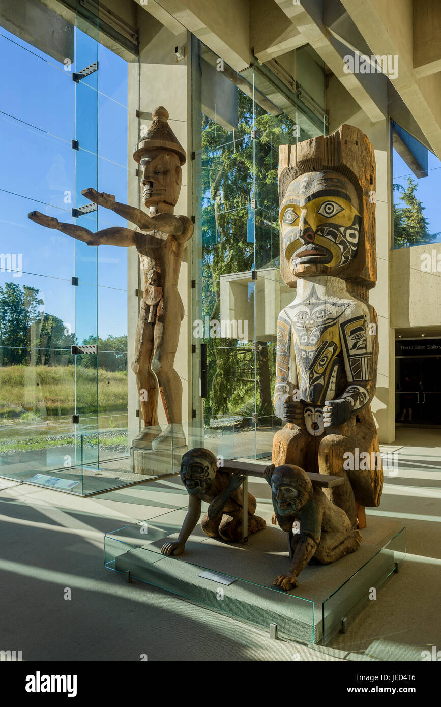 Welcoming totem hi-res stock photography and images - Alamy
