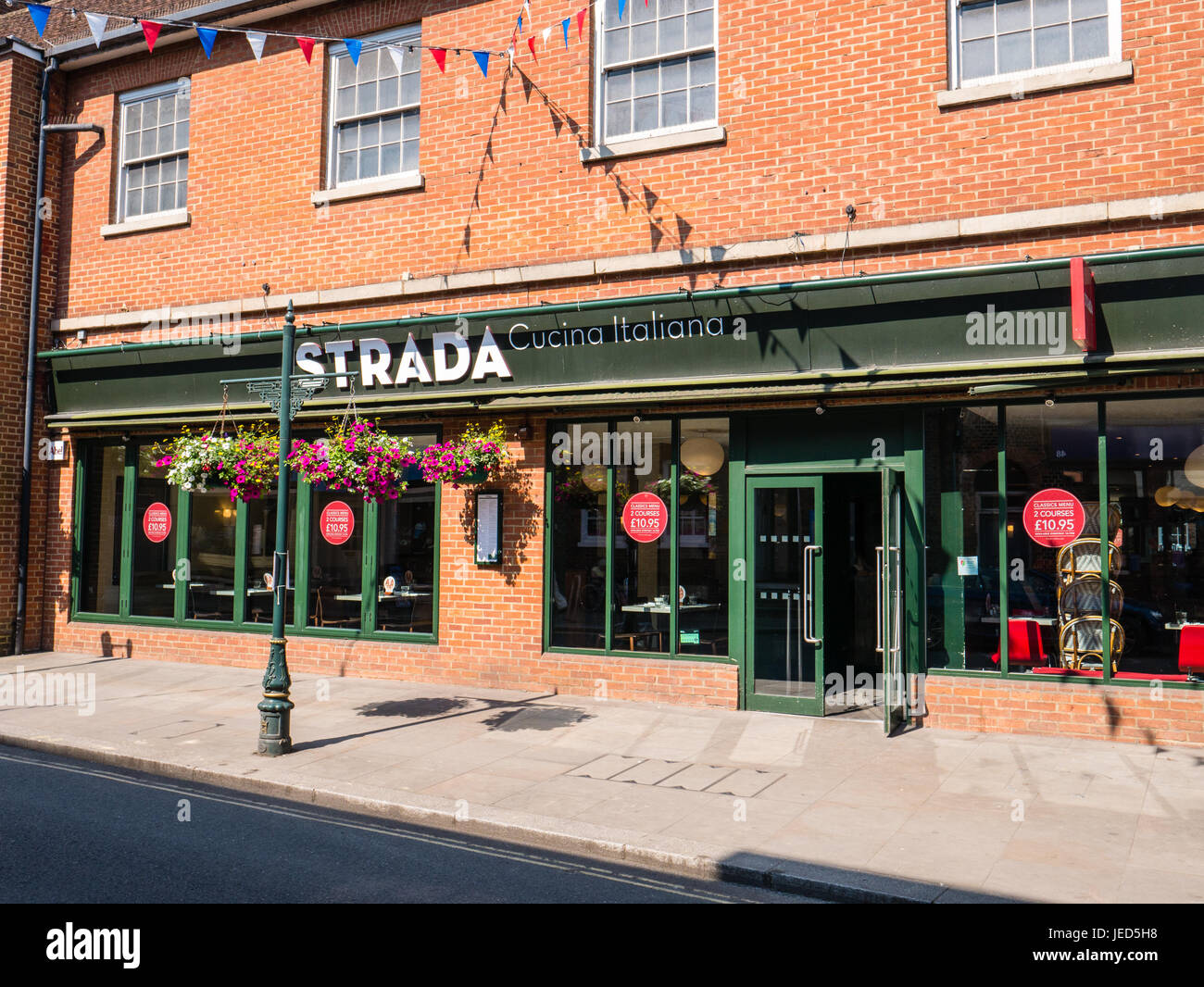 Italian restaurant england hi-res stock photography and images - Alamy