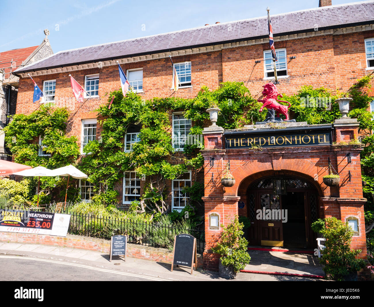 Red lion hotel hi-res stock photography and images - Alamy