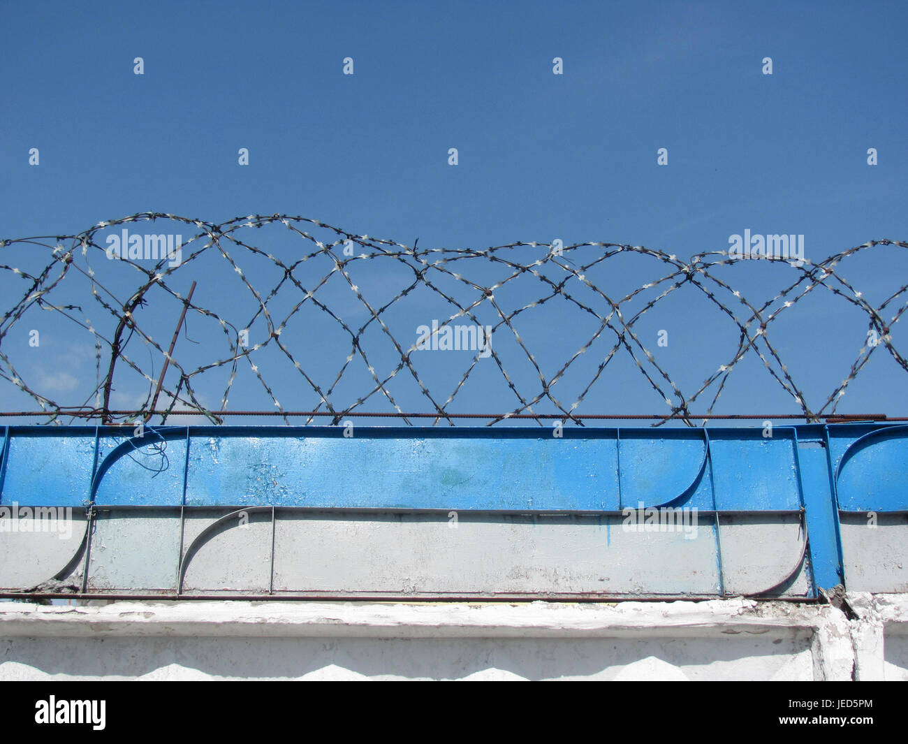 Concrete wall barbed wire hi-res stock photography and images - Alamy