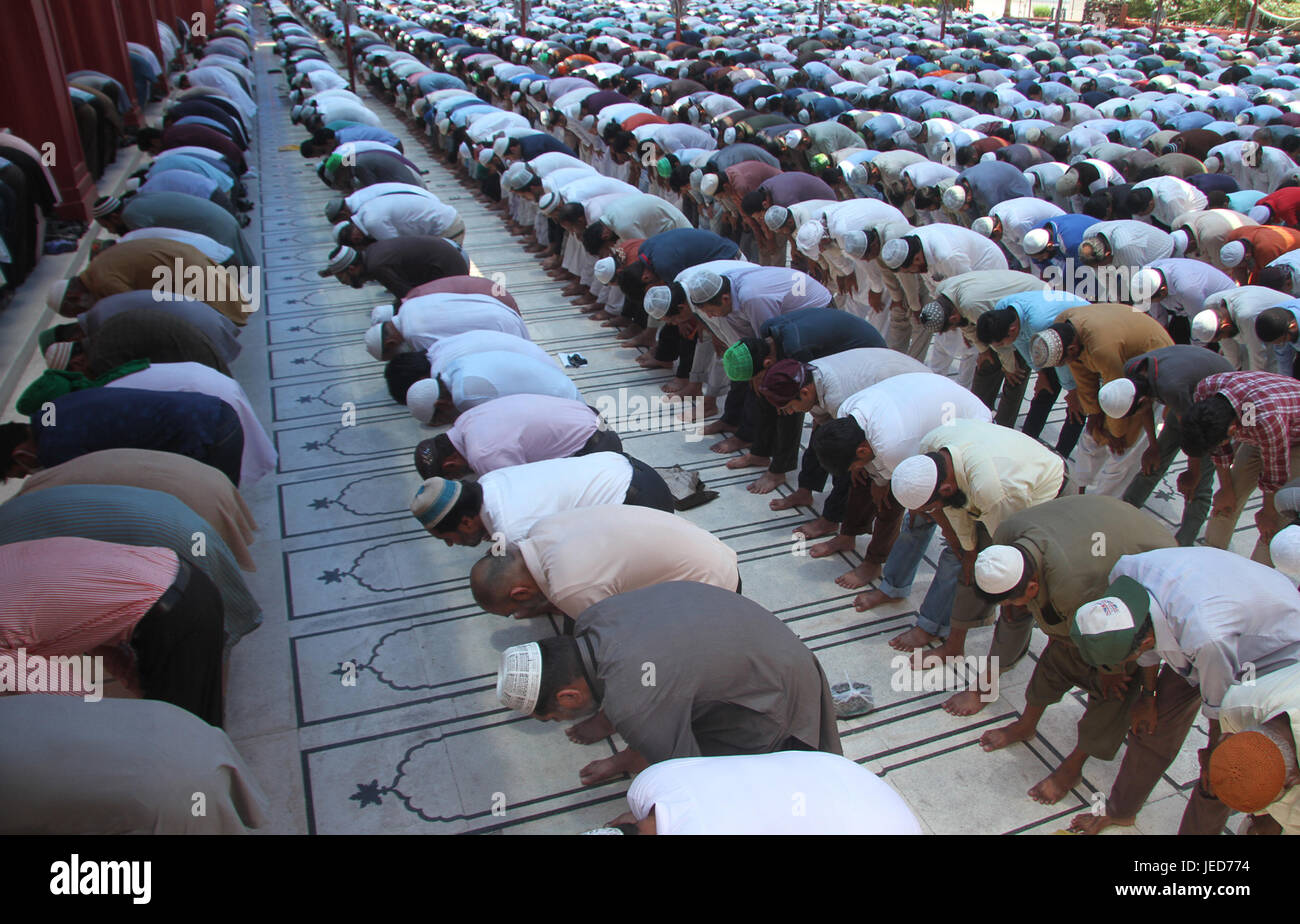 Faithfull offering Salat-e-Jumma on the event of Jummat- ul-Vida marks ...