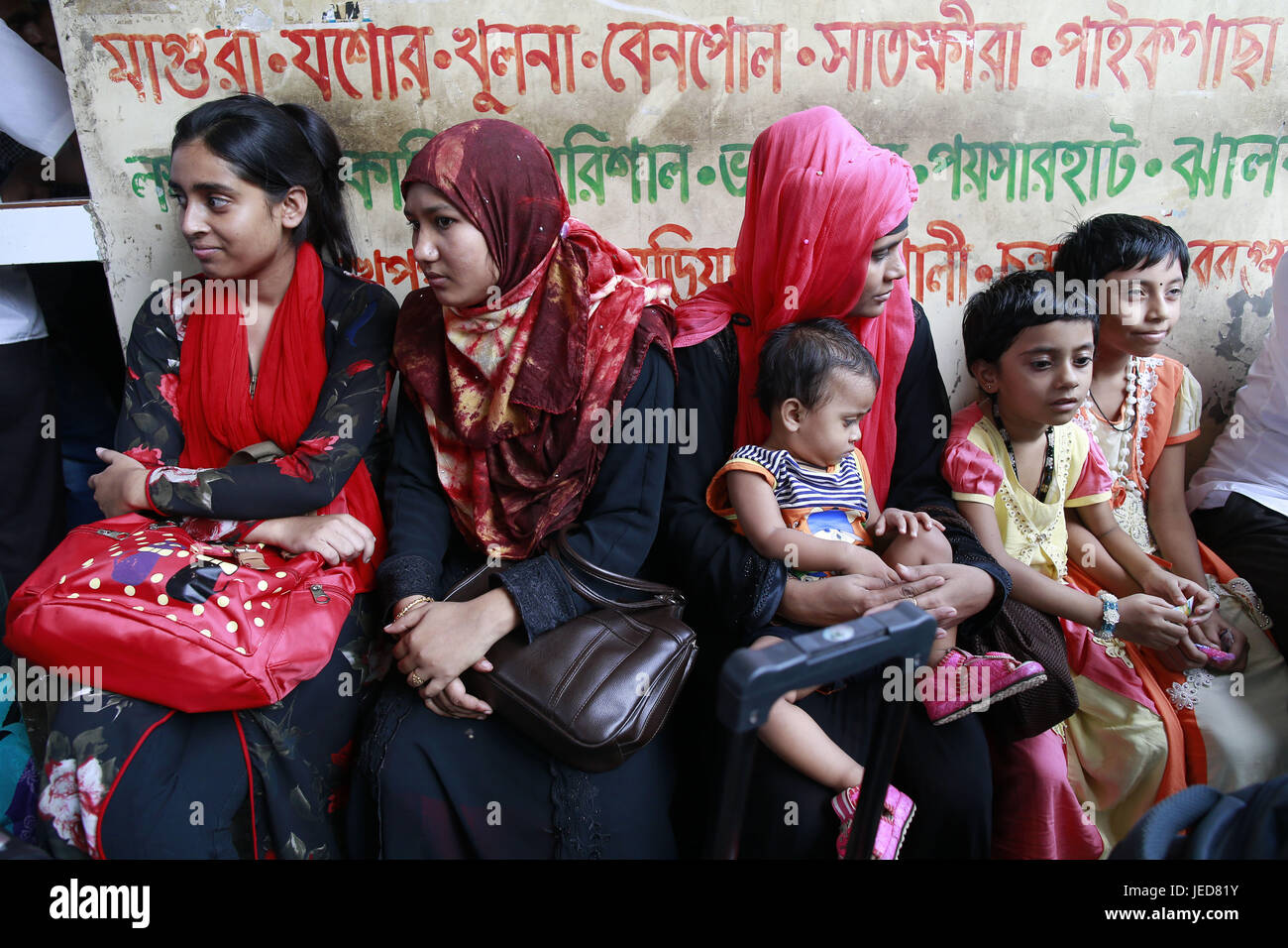 June 23, 2017 - Dhaka, Bangladesh - Bangladeshi homebound people wait ...