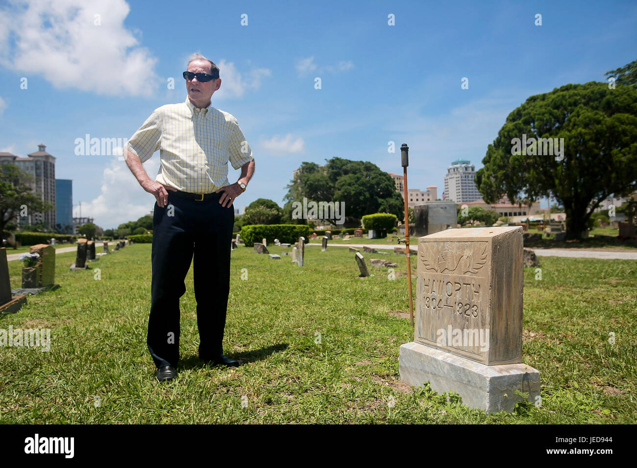 Woodlawn cemetery hi-res stock photography and images - Alamy