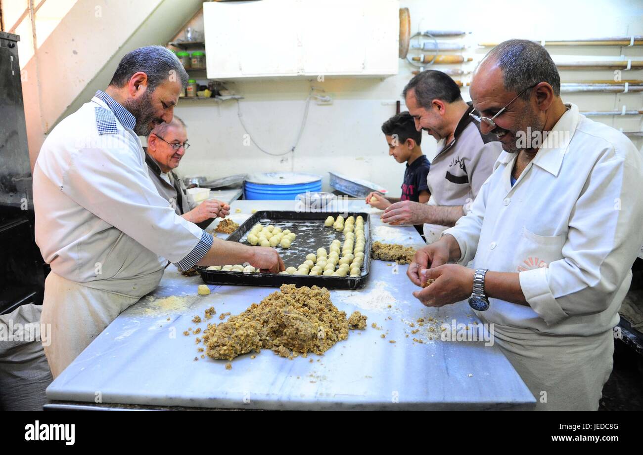 Damascus, Syria. 23rd June, 2017. Sweet makers prepare traditional ...