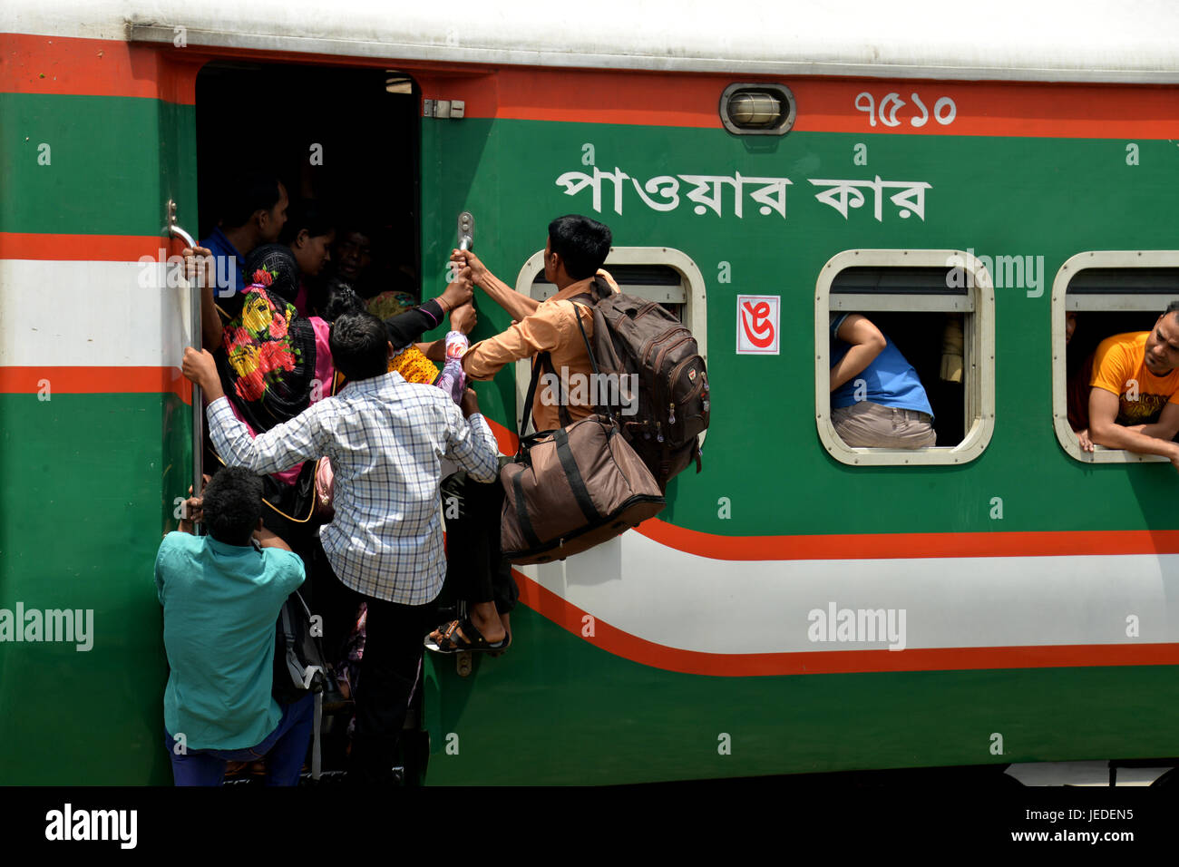 Overcrowded train hi-res stock photography and images - Alamy