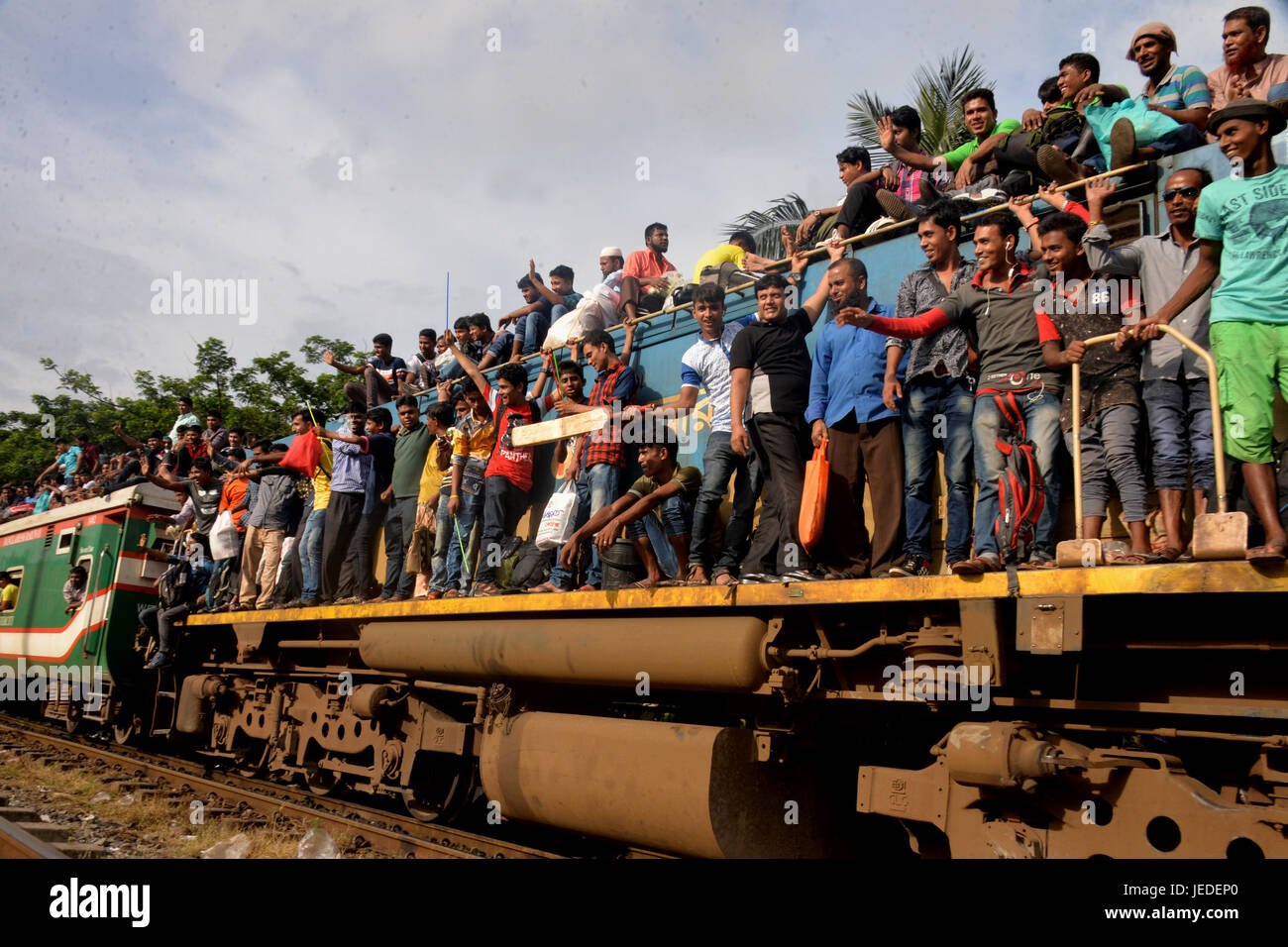 Overcrowded train hi-res stock photography and images - Alamy