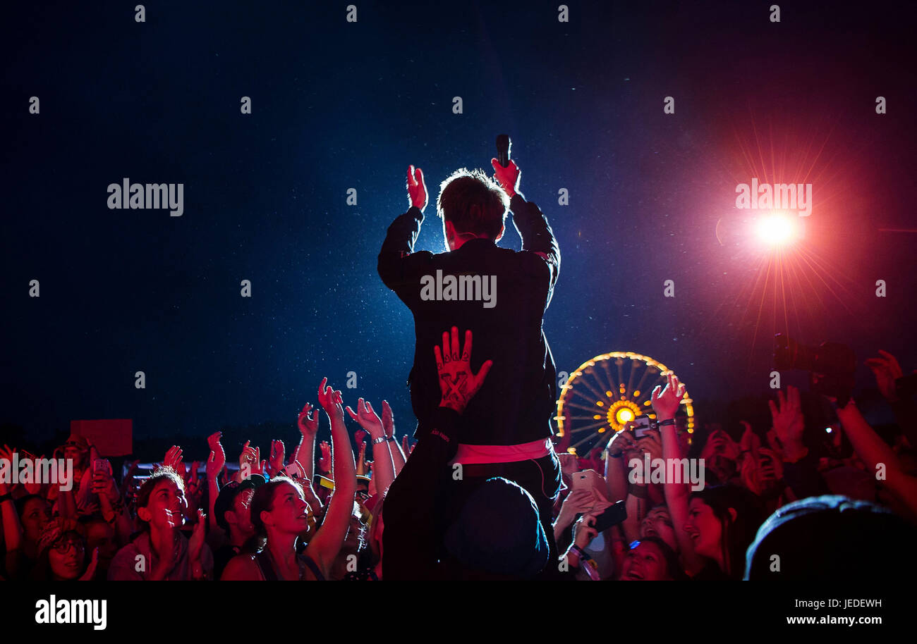Scheessel, Germany. 24th June, 2017. Singer Clueso (C) performs during ...