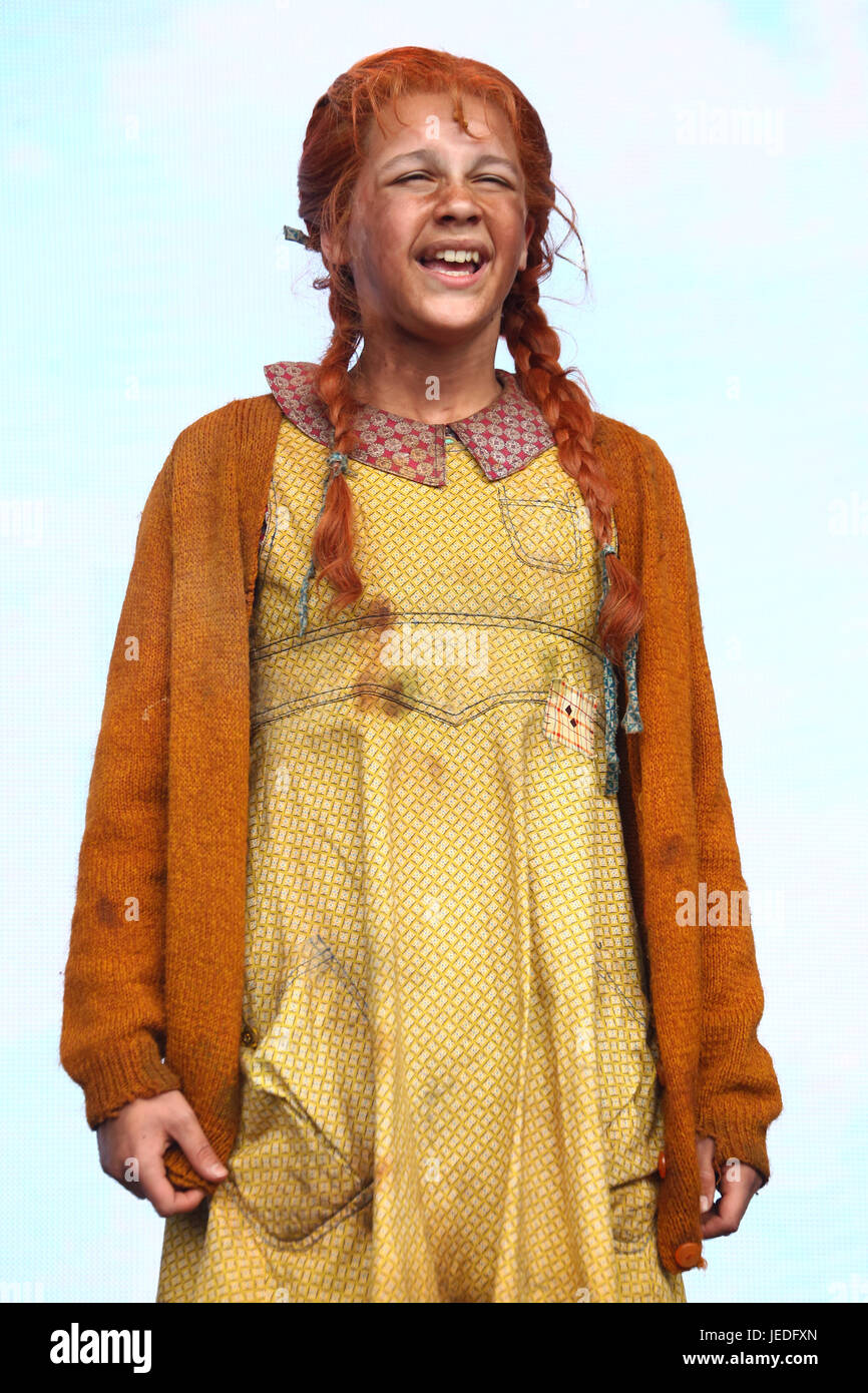 Annie cast hi-res stock photography and images - Alamy