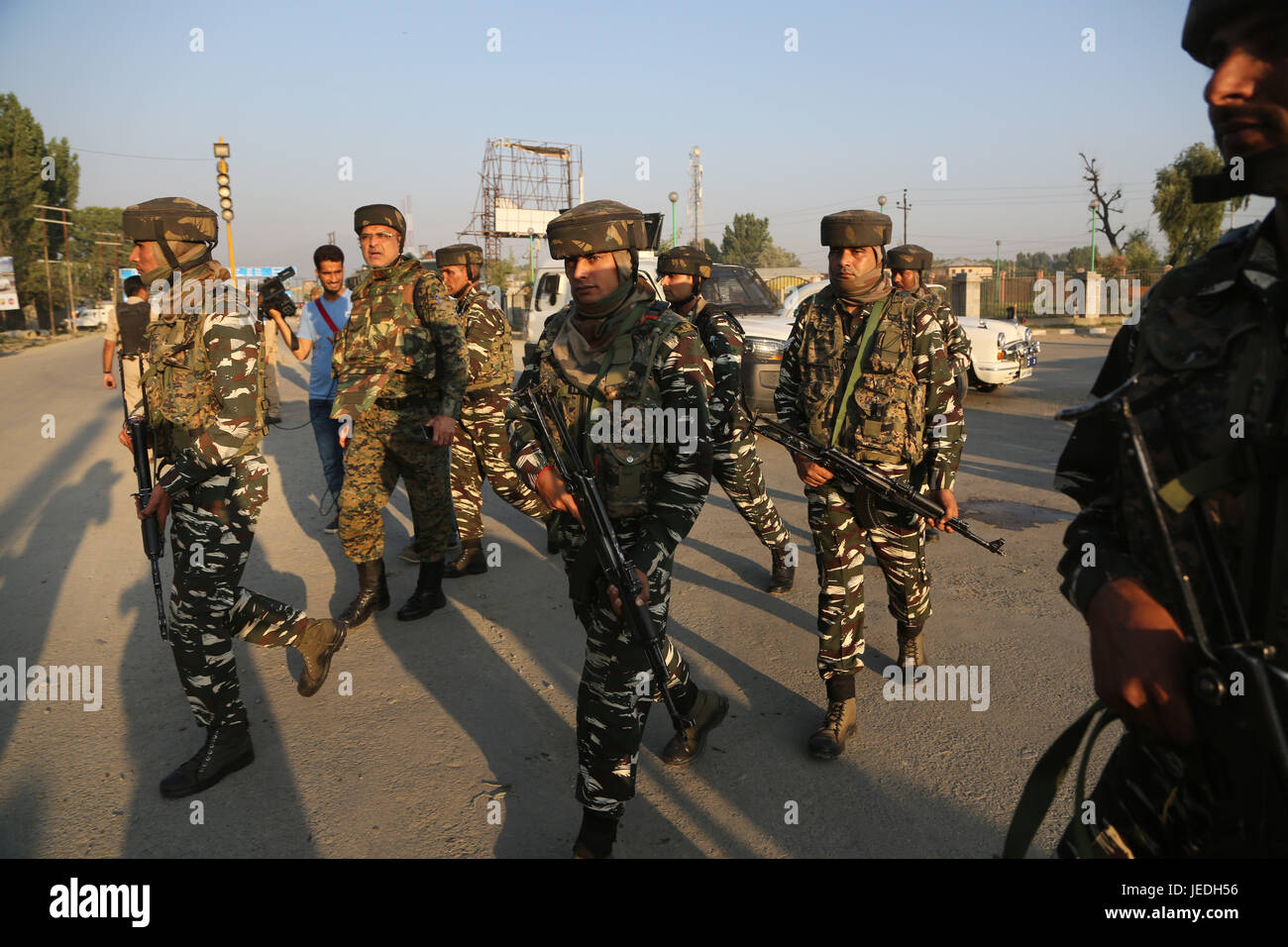 Indian paramilitary personnel hi-res stock photography and images - Alamy