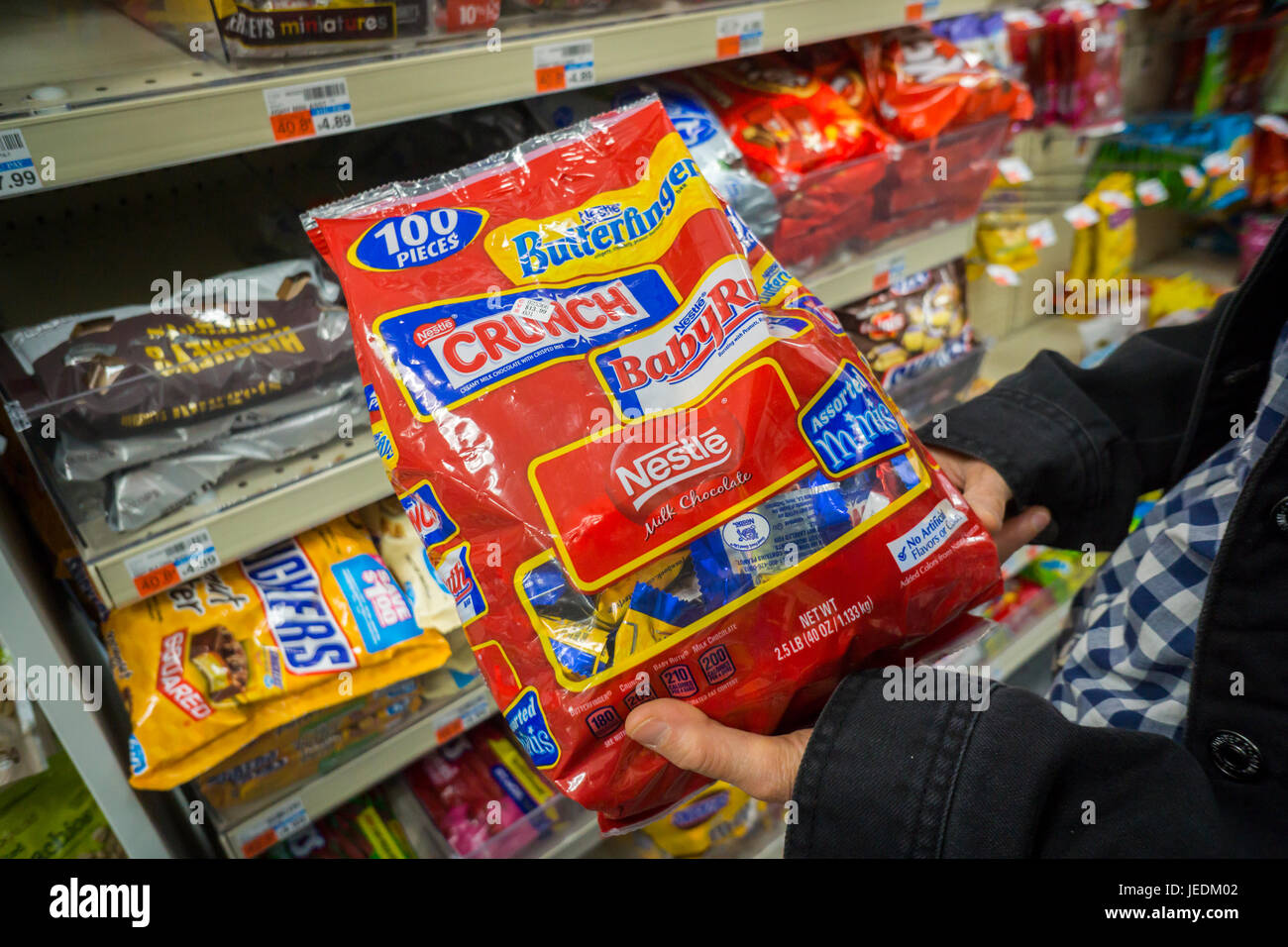 Nestle chocolate bars hi-res stock photography and images - Alamy