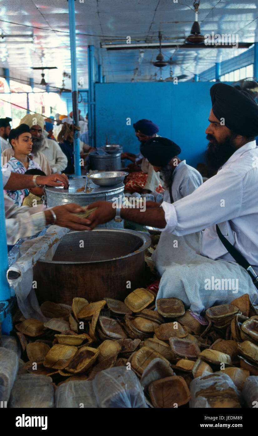 India, Delhi , Volunteers giving out food in Sikh temple kitchen Stock ...