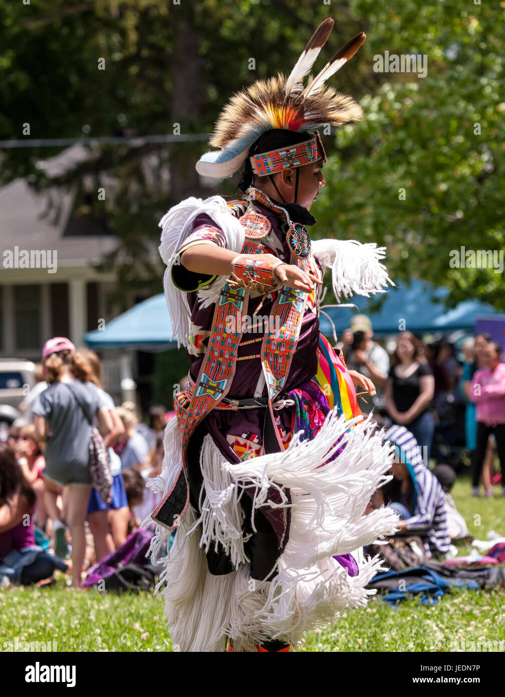 Indigenous canadian pow wow hi-res stock photography and images - Alamy