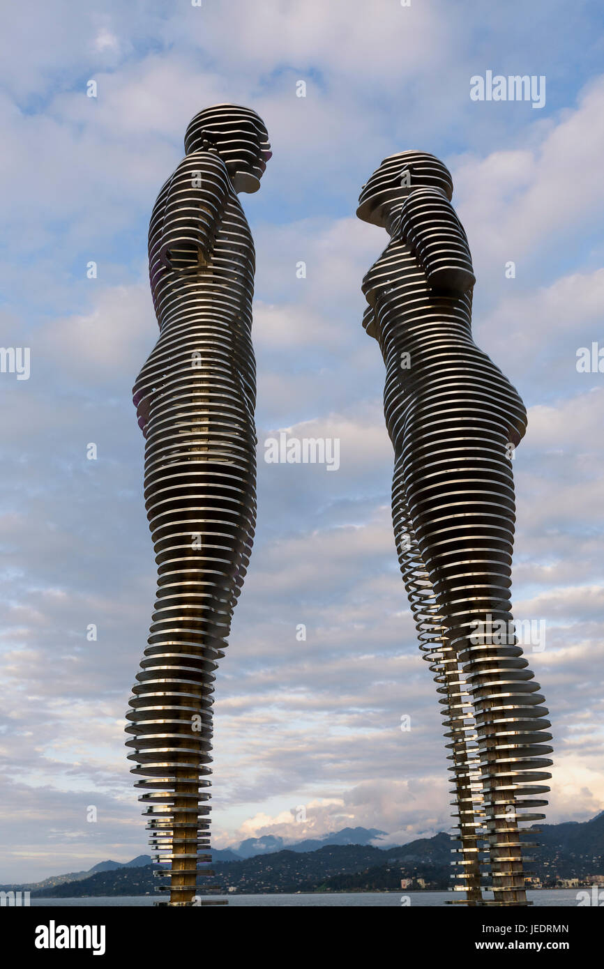 Moving metal statues of Ali and Nino byTamara Kvesitadze in Batumi ...