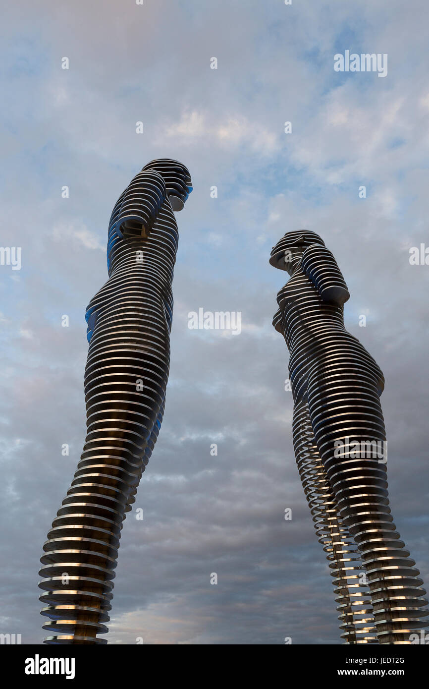 Moving metal statues of Ali and Nino byTamara Kvesitadze in Batumi ...