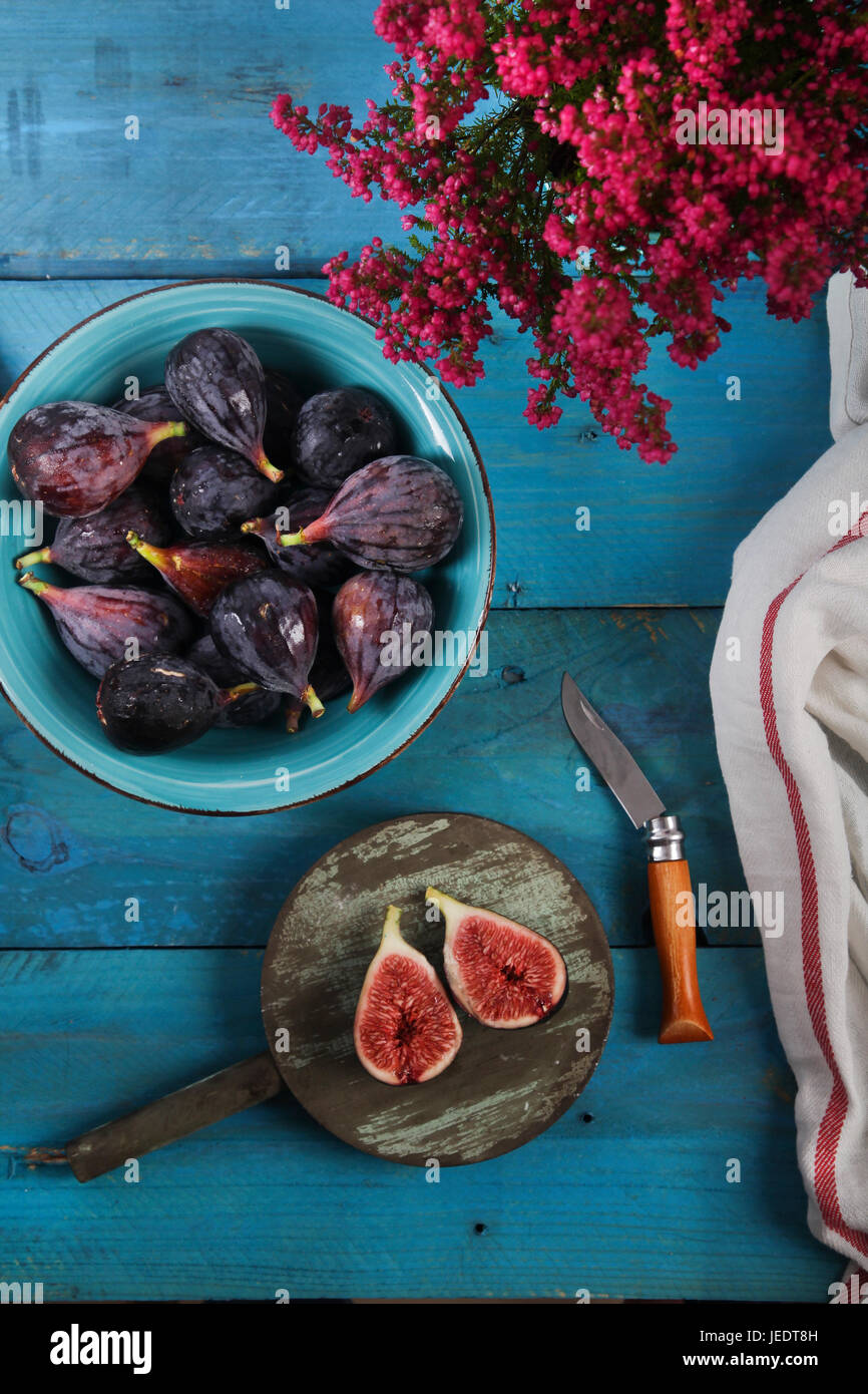 Whole and sliced figs Stock Photo - Alamy