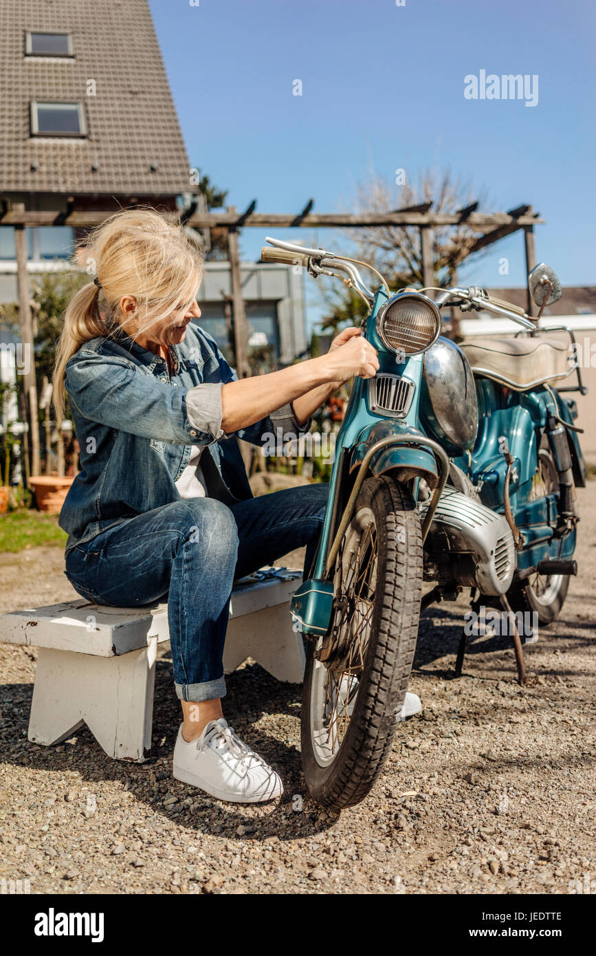 Retro woman cleaning hi-res stock photography and images - Alamy